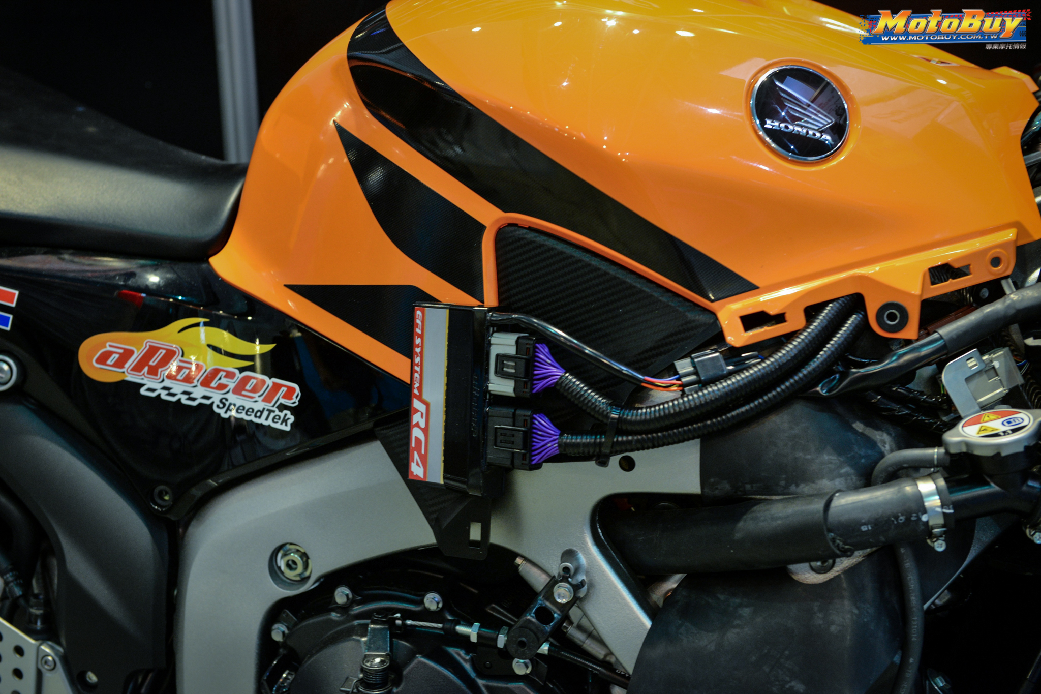 [車展採訪] RC4發表、bLink展示、延伸系統大公開 ‧ aRacer | MotoBuy